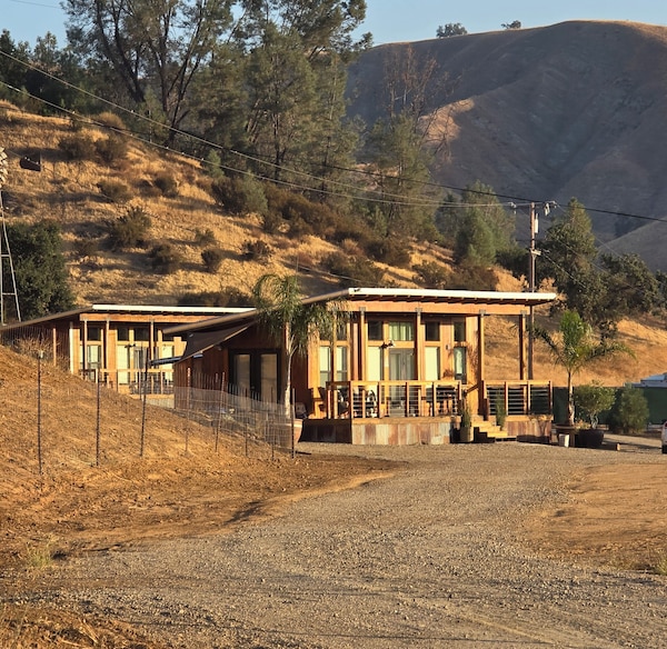 Longhorn Ranch. Views! Tiny Home Cabin. 2/1 /3beds Fast Wifi. The Pinnacles Hike - Hollister Hills State Vehicular Recreation Area, Hollister