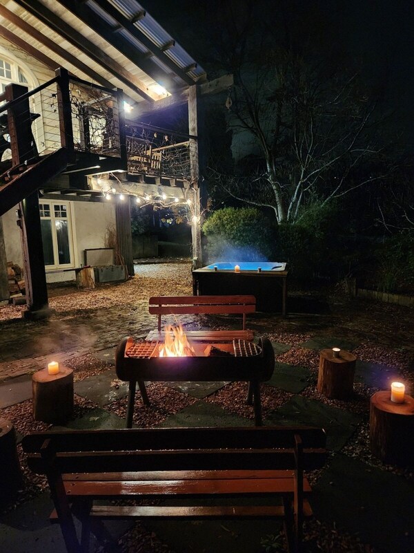 Leura Haven Homestead: Grand Rustic Cottage For 4 - 