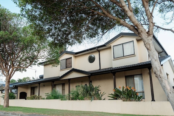 Sunny Dayz Shellharbour-4 Bed Home 5 Mins Walk To 2 Beaches With Outdoor Jacuzzi - Shellharbour