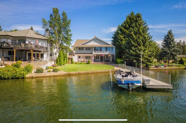 River's Edge Oasis, Private Dock, 2 Kitchens, Pool Table, Dog Friendly! - Liberty Lake, WA