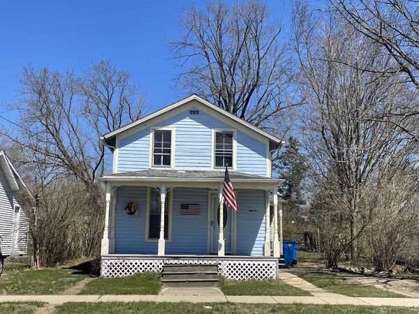 Full House: Hillsdale Cottage. Walking Distance To College! Across From Handmade - Sandy Beach, Hillsdale