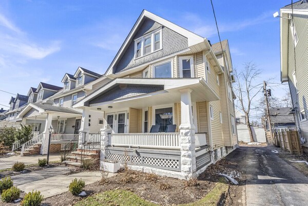 Shaker Square|sleeps 4|front Porch|coffee Station - Shaker Heights, OH