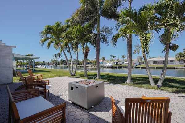 Surfer's Corner - Cozy Waterfront Oasis W/ Fire Pit - Walk To Beach - Cocoa Beach, FL