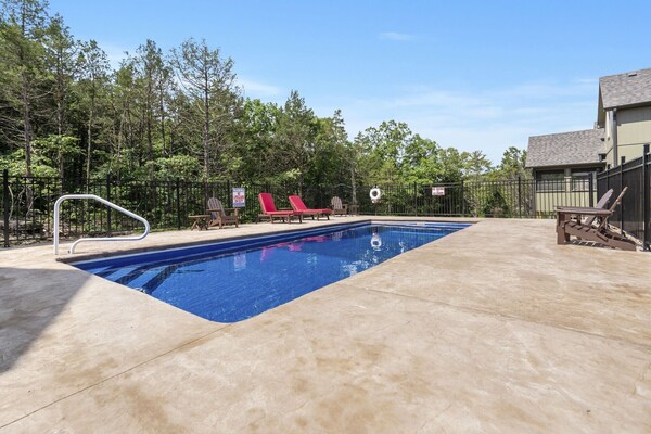 Longhorn Lodge - Private Swimming Pool & Hot Tub, Pool Table - Pet Friendly! - Table Rock Lake