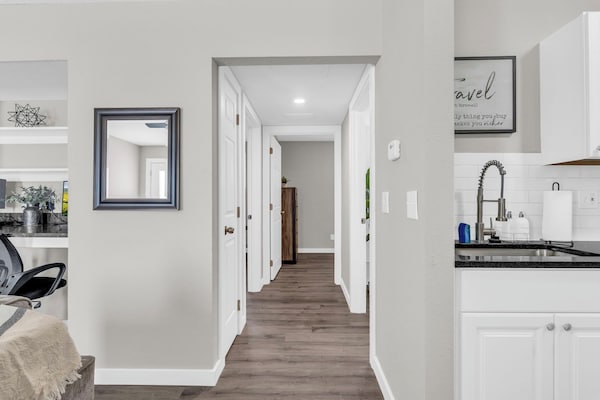Modern & Cozy 2br Home - Queen Beds + Workspace + Parking + Wifi Perfect Stay! - ローレンス, KS