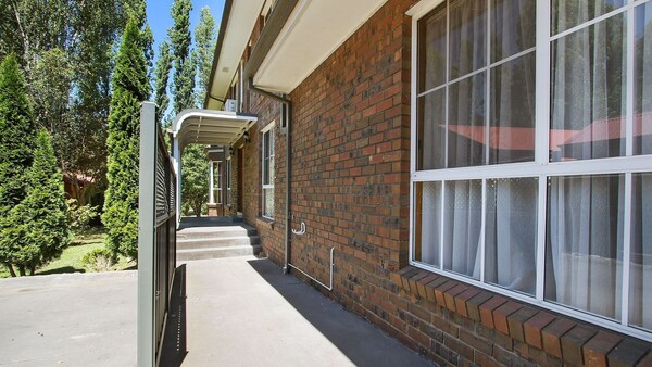Canyon Walk House - Located In The Heart Of Bright - ブライト