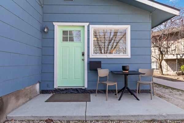 New! Euro-chic Urban Getaway | Light & Bright Space W/ Modern Kitchen & Bathroom | Walk To Downtown! - 아이다호