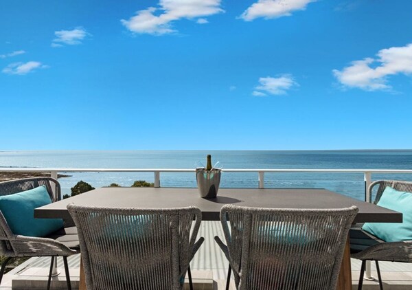3 Bedroom Beachfront Penthouse W/epic Rooftop & Ocean Views - Hervey Bay