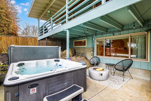 Cozy Gem W/ Shared Hot Tub & A/c - Seattle, WA