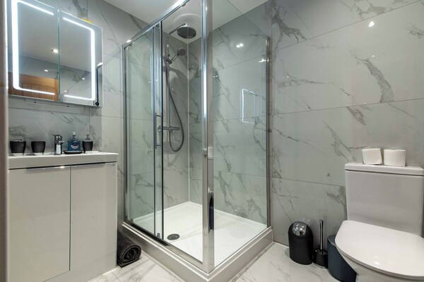 2-bed Apartment In Basingstoke  Central & Convenient - Basingstoke
