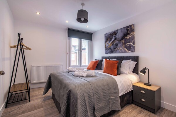 Central 2 Bed Apt - Shops, Dining & Trains Nearby - Basingstoke