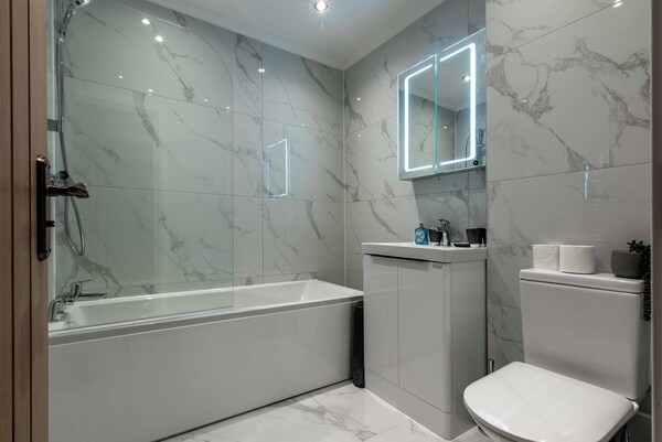 2 Bedroom Apartment  In The Heart Of Basingstoke - Basingstoke