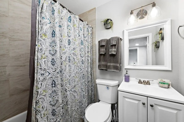 Stallion 2bedroom 1bath W/ Free Parking And Wi-fi Peaceful And Clean Book Now! - Lawrence, KS