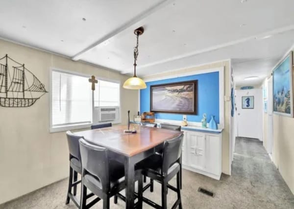 Walk To Beach 1 Mile. 3/2 - Sleeps 10 Next To Everything! Private Road On 98! - Navarre Beach, FL