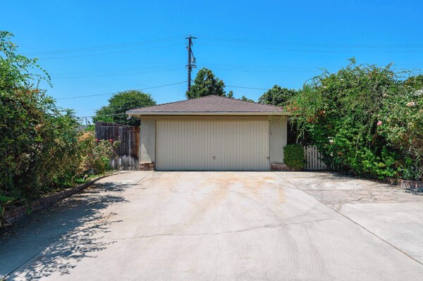 Spacious Retreat W Large Kitchen & Outdoor Patio - La Puente, CA