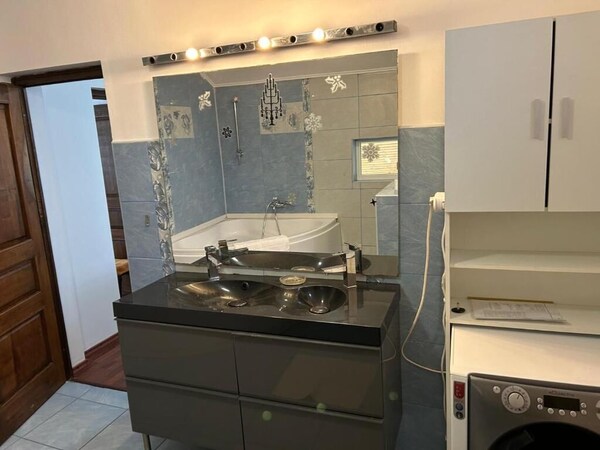 4-bedroom Villa In Charming Balotești With Wifi, Ac - Tunari
