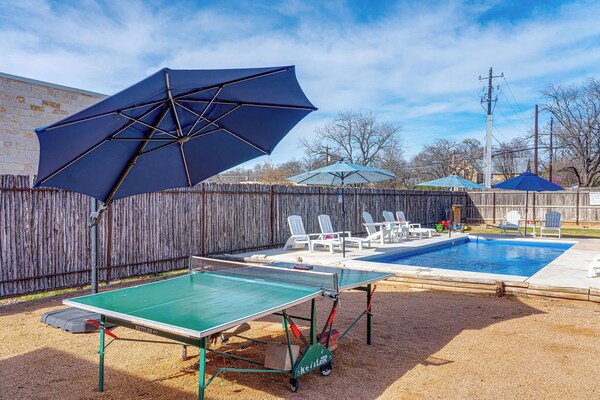 Cosmopolitan- Hot Tub, Heated Pool & Fire Pit - Fredericksburg, TX