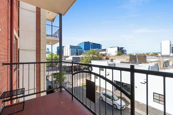 City Haven Modern 2br Apartment On Carrington St - Adelaide Hills Council