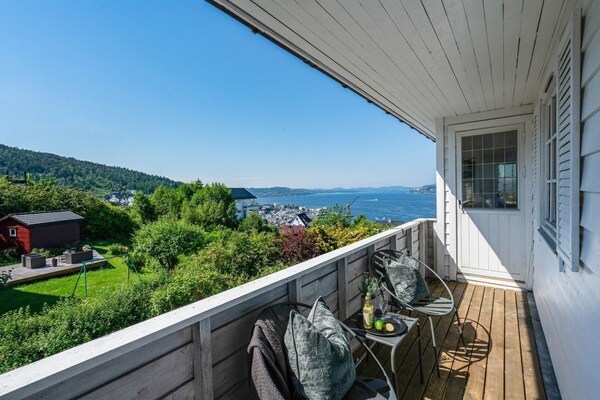 Spacious Near-city Villa With Amazing Views, 5br, Free Parking - Bergen