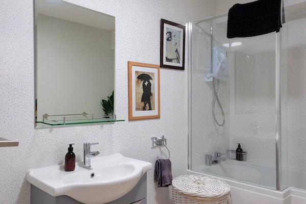 Stylish 2-bed Apartment Close To Beach & Town - Scarborough