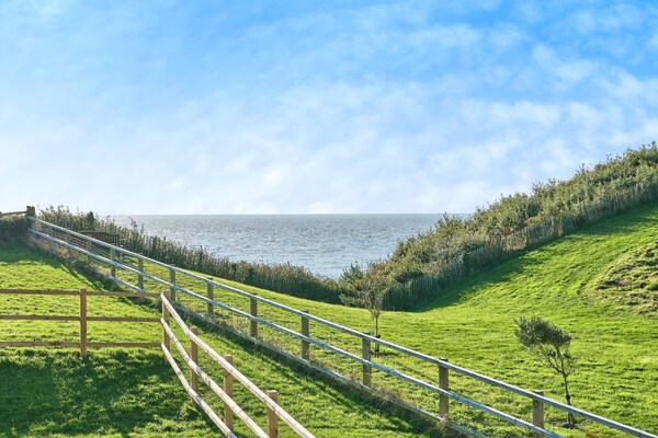 Horizon View - Sleeps 6 Guests  In 2 Bedrooms - Shanklin