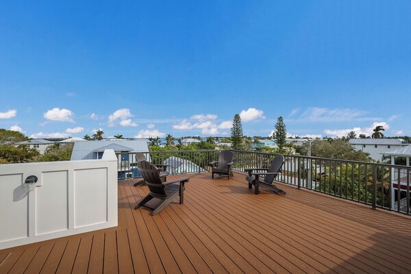 Majestic Summer: Stunning 7-bedroom Home With Rooftop Deck Near Gulf Beaches! - Bradenton Beach, FL