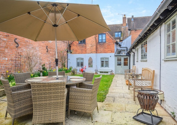 Stone House - Four Bedroom House, Sleeps 8 - Cotswolds