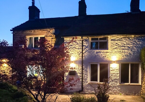 Carr Meadow View - Four Bedroom House, Sleeps 8 - Glossop