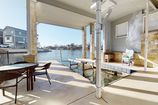 Stunning Lakefront Home W/ Pickleball, Shared Pool & Sand Volleyball - Marble Falls, TX
