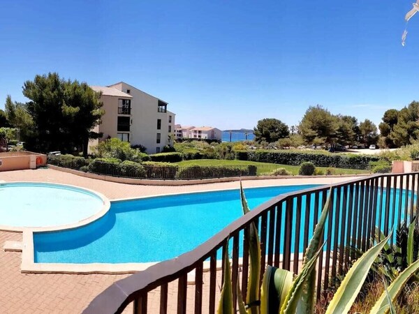 T2 With Shared Pool In Six-fours-les-plages - Bandol