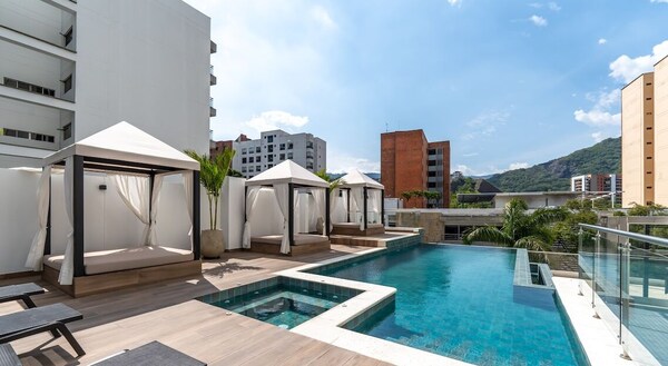 Rm 1104 | High-floor Luxury | King Bed | Pool - Cali