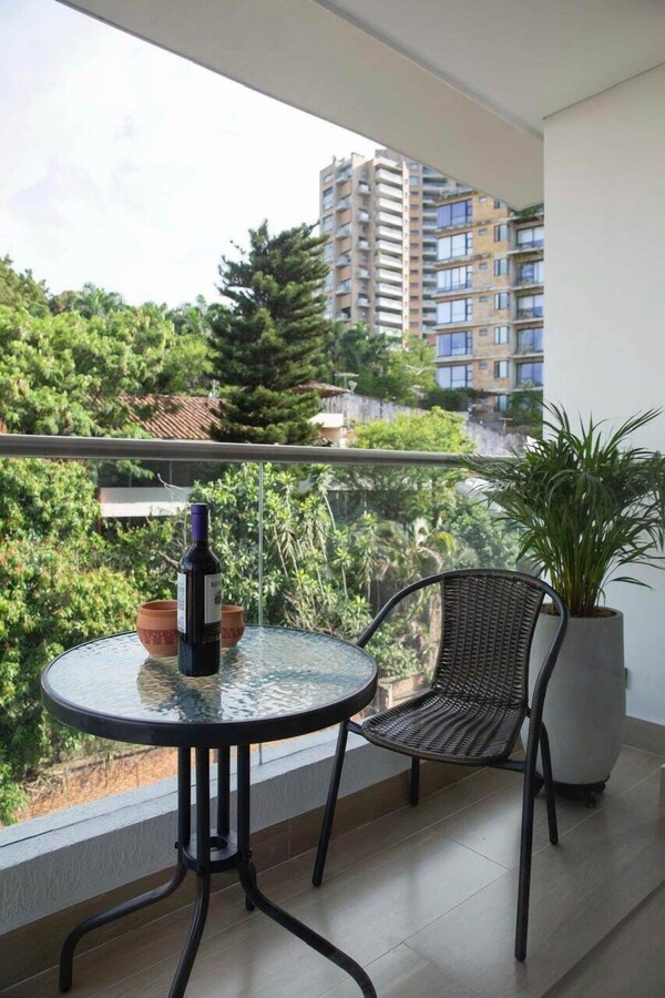 Rm 804 | Amazing 1-bed In High-rise Luxury | Pool - Cali