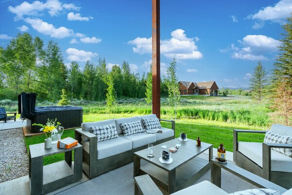 Upscale Ski Chalet - Wildlife, Ac, Hot Tub! - Driggs, ID