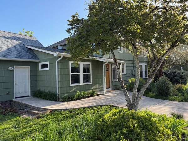 Spacious 4-bedroom House In Enchanting Eugene, 3 Short Blocks To Hayward Field - Eugene, OR