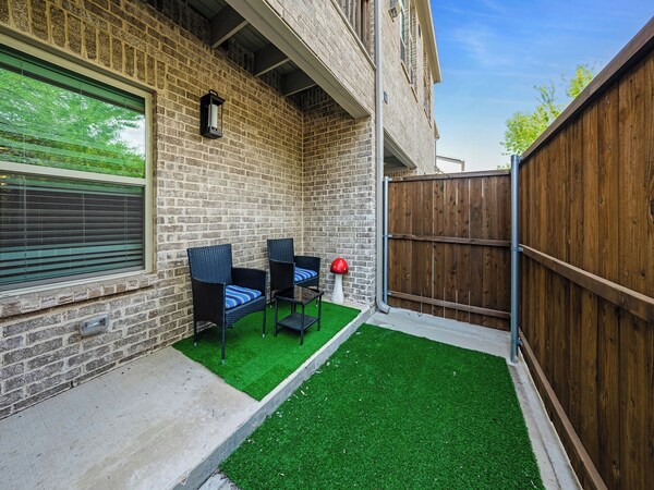 Retro-style Hotel Suite With Garage & Pet-friendly Perks - Dallas, TX