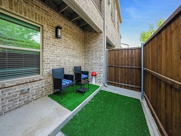 Retro-style Hotel Suite With Garage & Pet-friendly Perks - Dallas, TX