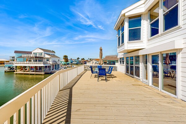 Stunning Waterfront Home With Spacious Deck And Beautiful View - Jamaica Beach, TX