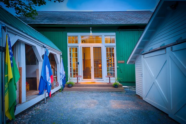 Big Green Barn - Artist's Barn In Manchester Village Vermont. - Manchester, VT