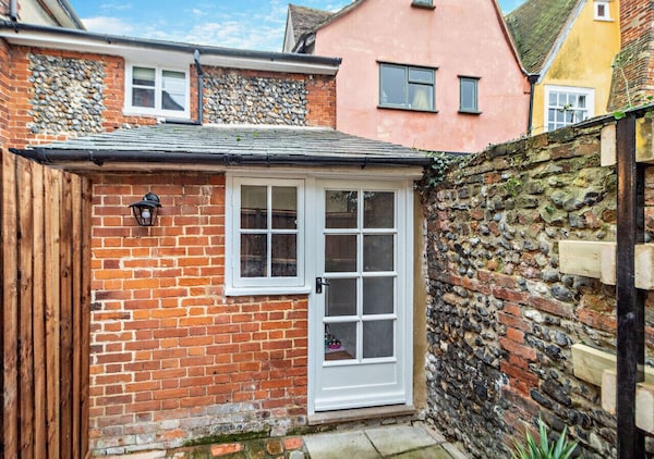 Hawker Cottage - Two Bedroom House, Sleeps 3 - Essex