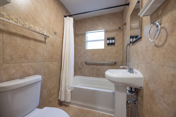 Cozy 2br/1bath Oasis Near Las Olas With Backyard - Coconut Creek, FL