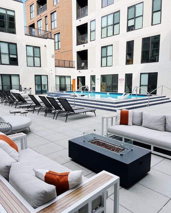 Otr | King Bed | Free On Site Parking | Gym | Pool - Cincinnati, OH