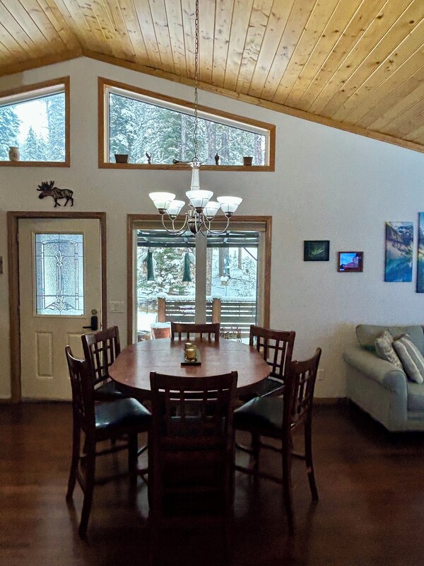 Rocky Mountain Retreat: Private 2 Acres & Hot Tub - Alberta