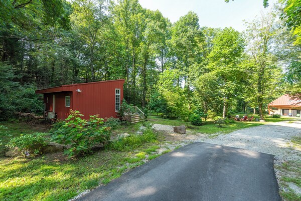 Nordic Tiny Cottage - 1 Acre Property & Walk To Black Mountain - Black Mountain, NC