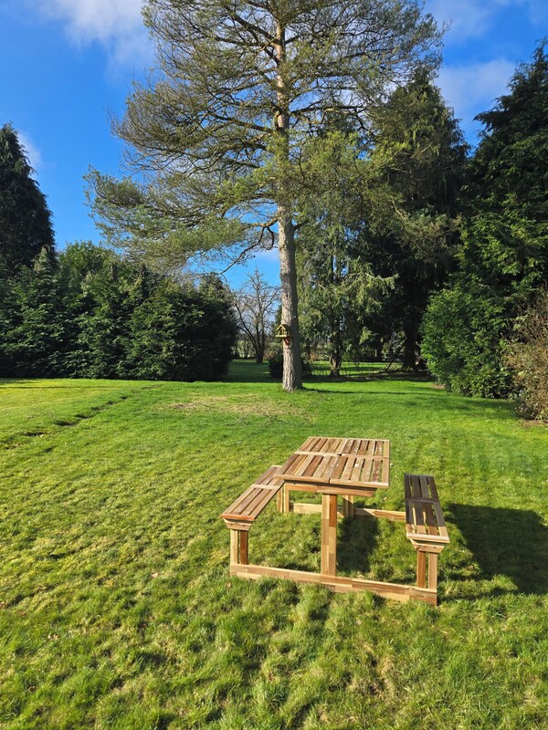 Cosy Family-friendly Village Bungalow With Beautiful Half Acre Garden - Staffordshire
