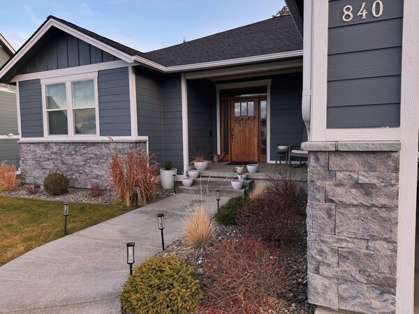 Luxury 4-bedroom Home Near Wsu  Modern Comfort By Park In Quiet Area - Pullman, WA
