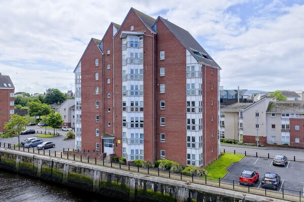 River Ayr View-coorie Doon Stays - Ayr