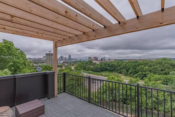 Incredible Cincy City View Home - Rooftop Balcony! Plenty Of Parking - Covington, KY