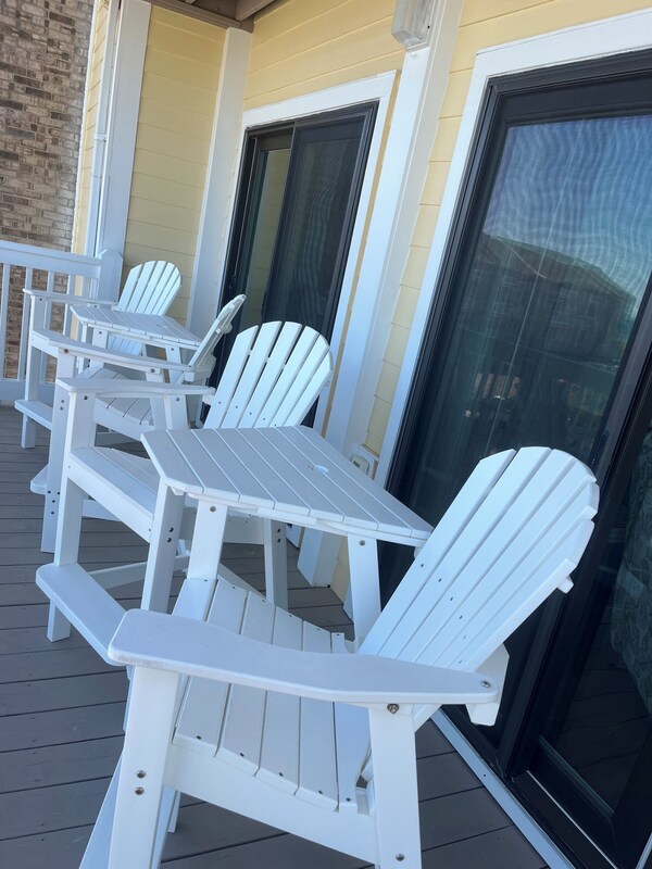 Beautifully Updated Condo With Serene Ocean View And Close To Dining And Shops. - Emerald Isle, NC
