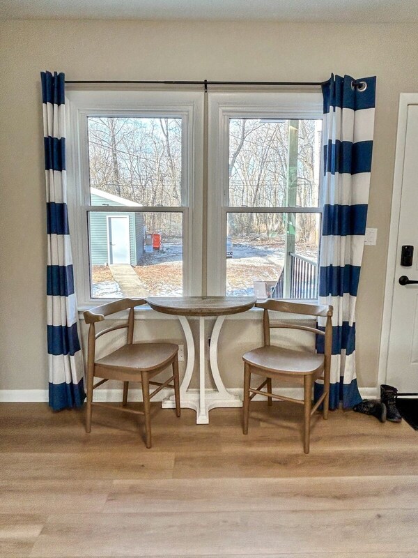 Escape To The Riverfront Hideaway - Grant Park, IL
