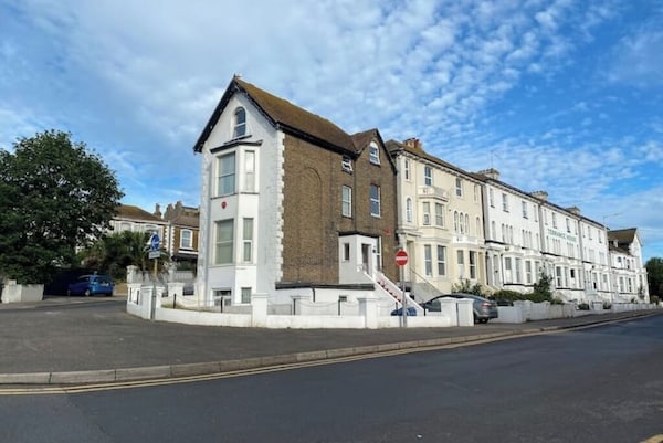Flat With Lovely View Of Sea. Parking Space. - Westgate-on-Sea
